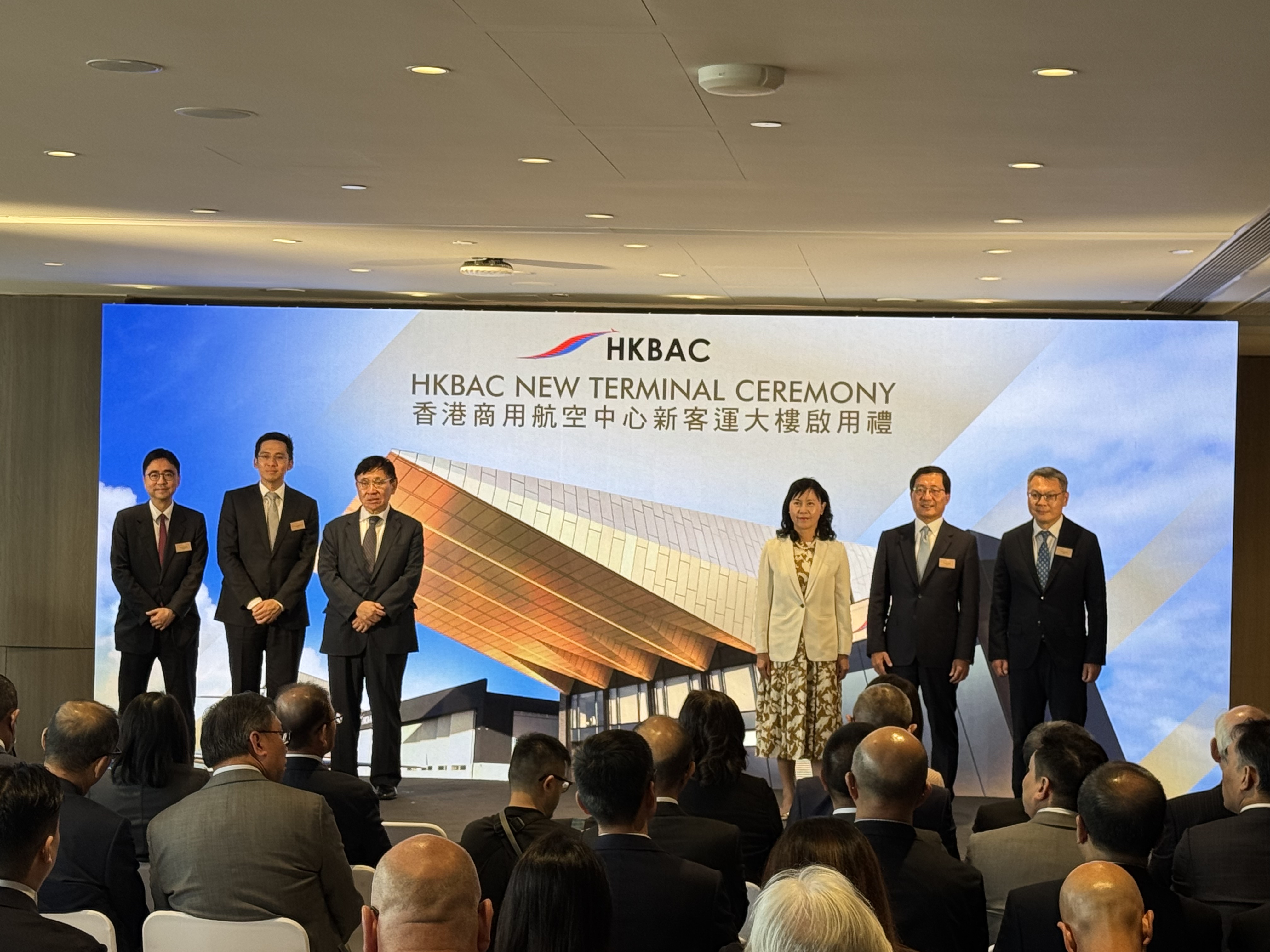（多圖+有片）香港商用航空中心新客運大樓啟用 設亞洲首創天際簷篷實現無縫上落機 - 香港 - 香港文匯網