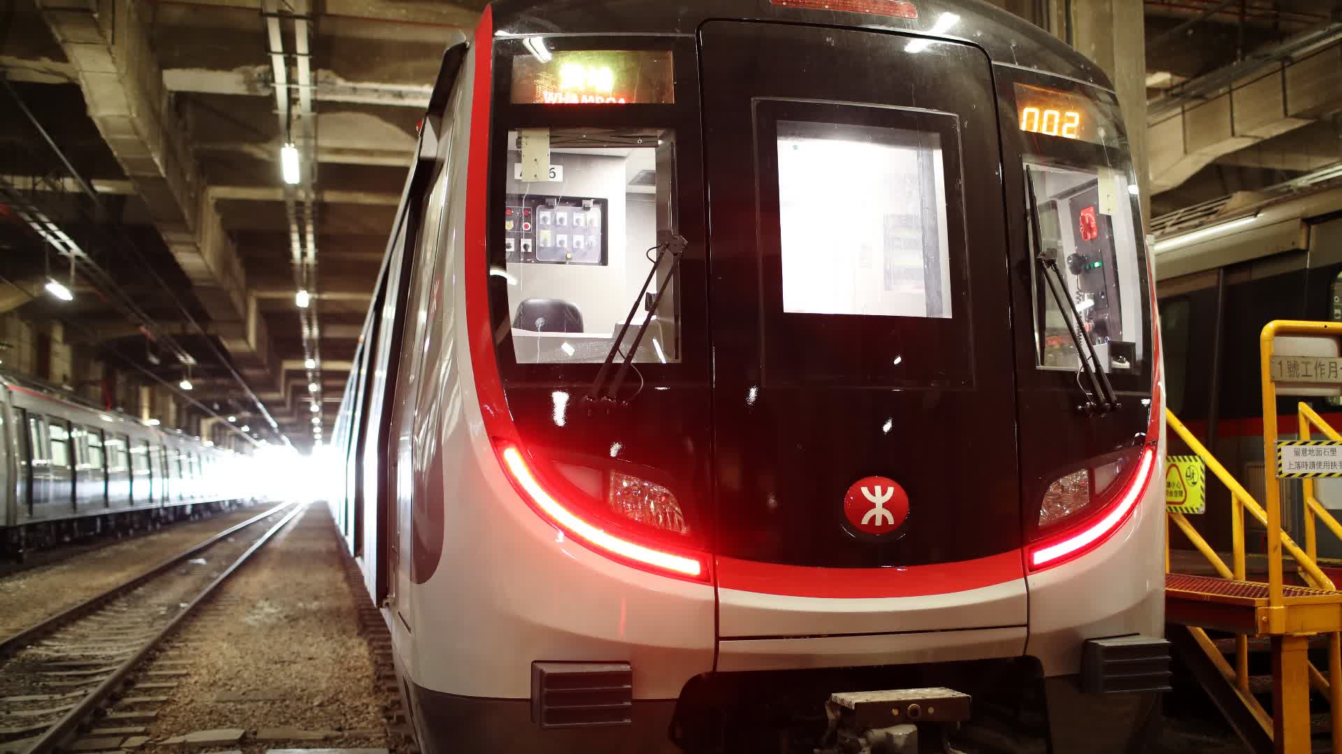 國產列車Q-Train進駐港島綫 逾百「鐵路迷」搭頭班車 - 香港 - 香港文匯網