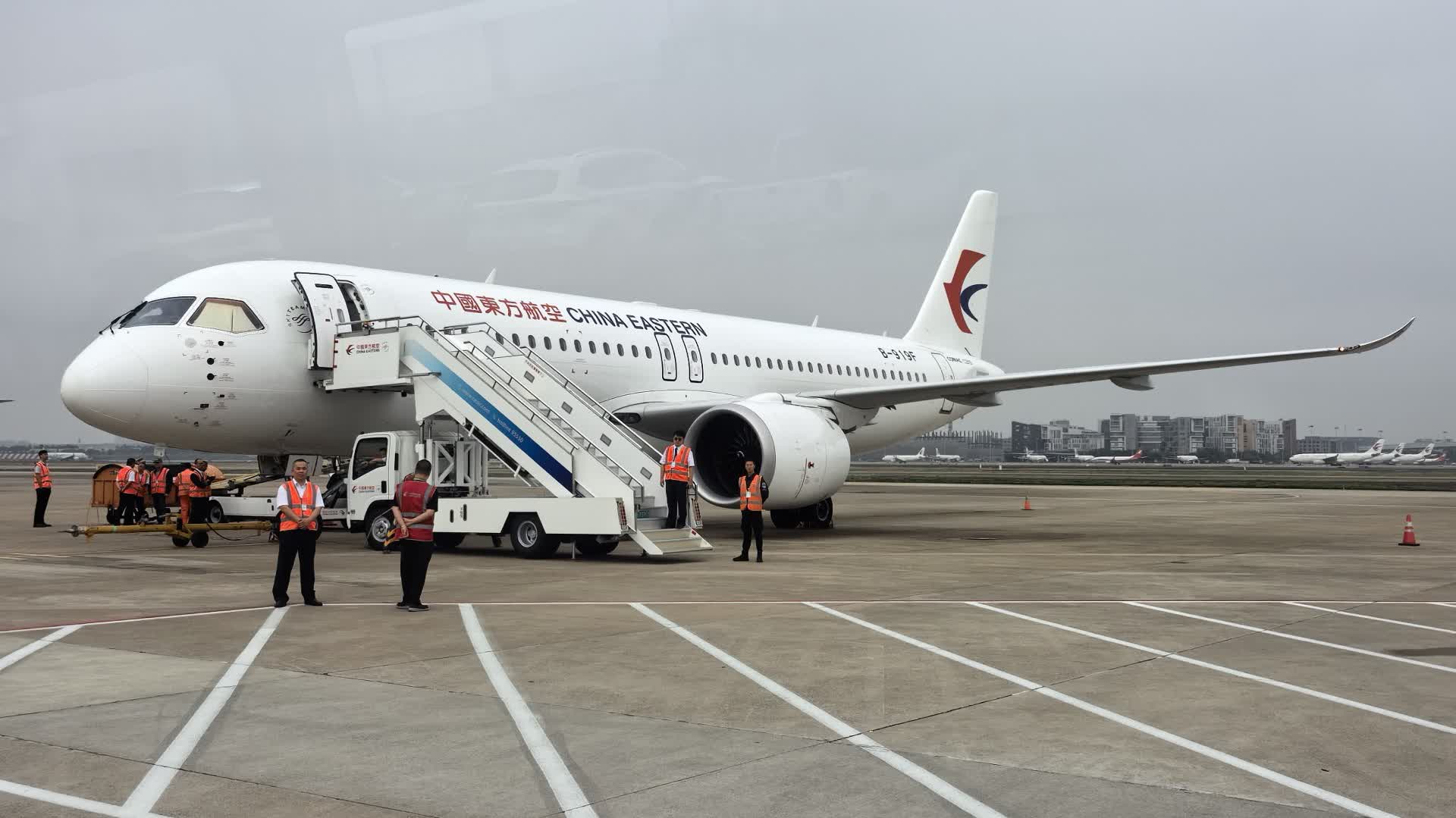 搭載港青來滬實習的C919大飛機啟程 - 神州 - 香港文匯網