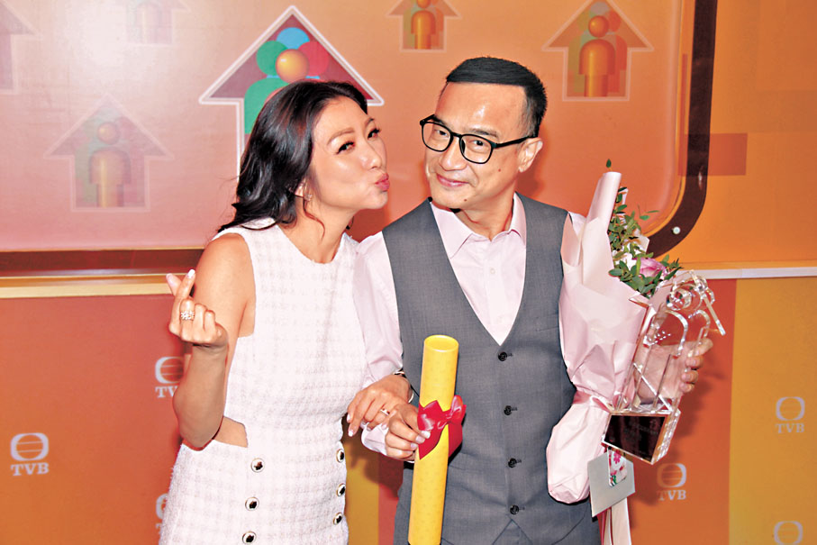 鍾志光獲TVB頒「傑出員工獎」 - 娛樂 - 香港文匯網