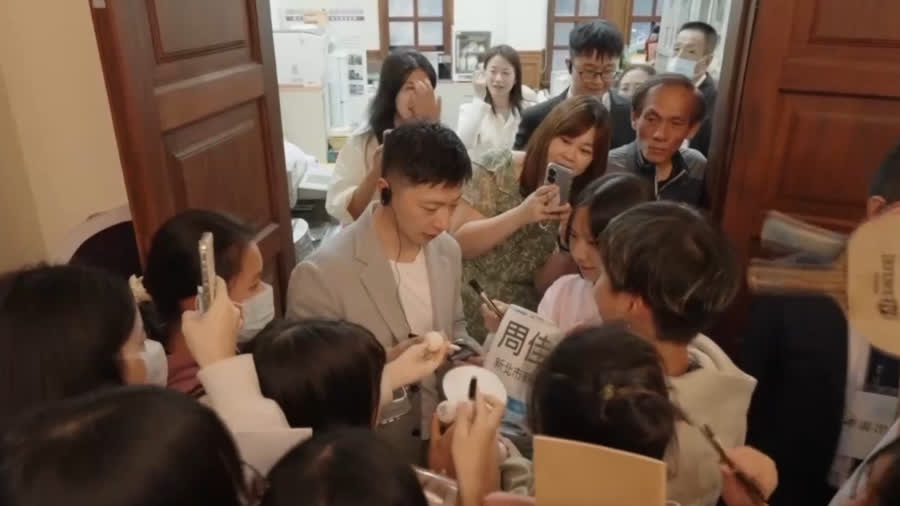 （有片）「馬龍，可以簽名嗎？」 龍隊參訪台北中山女高人氣爆棚 - 神州 - 香港文匯網