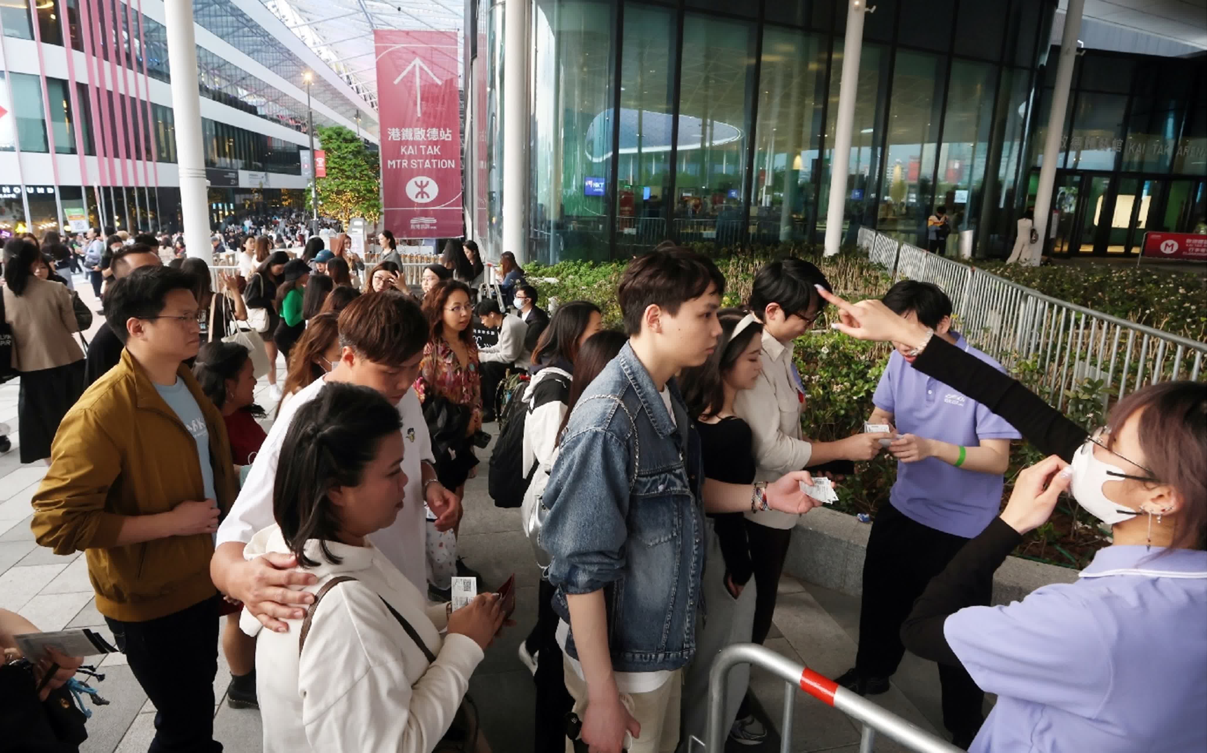 Coldplay啟德演唱會場館「走後門」案 警仍追查兩男女下落 - 香港 - 香港文匯網